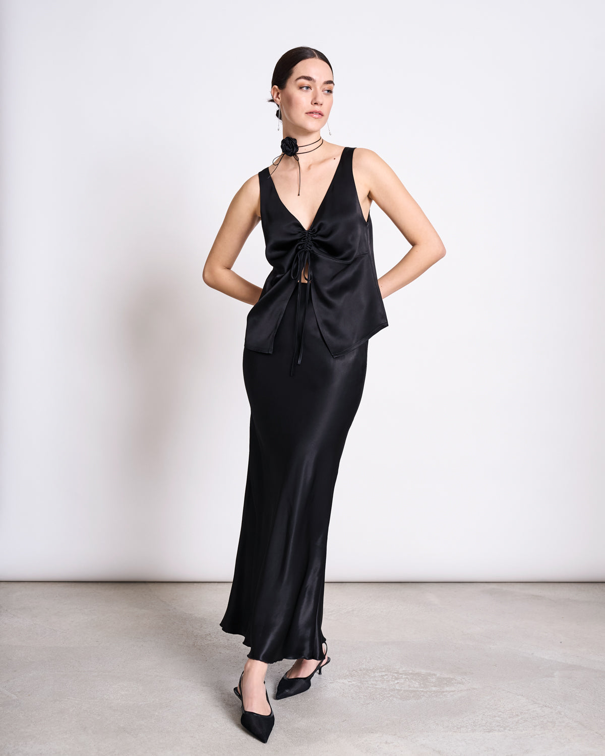 RUFFLED V-NECK TOP TALARA BLACK – JAN 'N JUNE